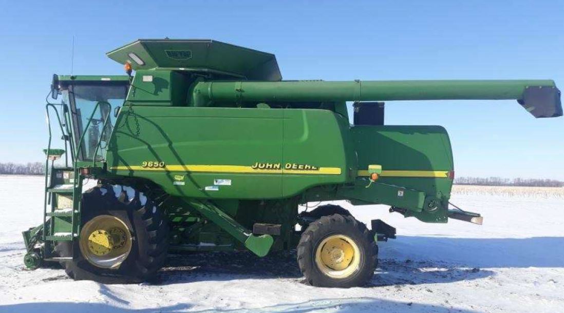 2001 John Deere 9650 Combine - Central Auction Group