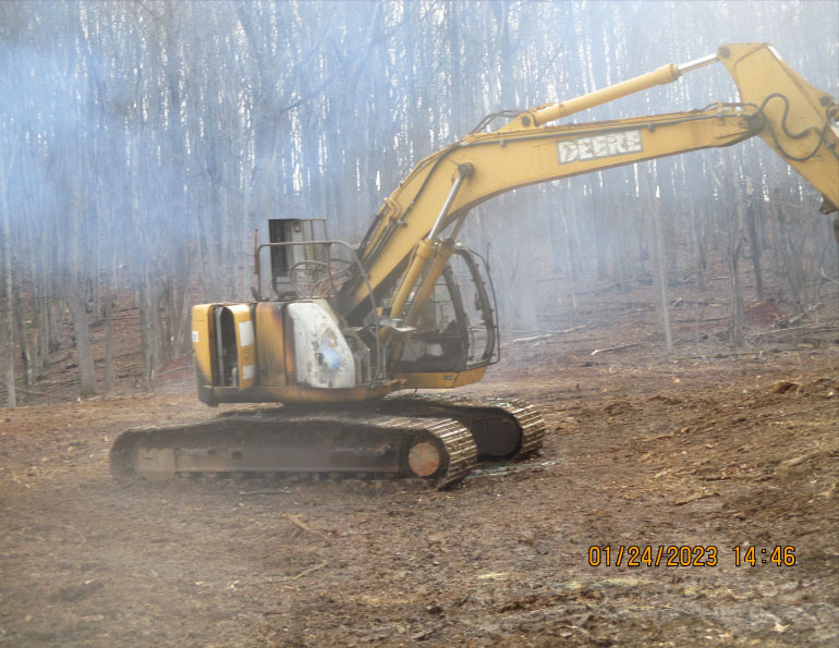 2004 John Deere 225C Excavator - Central Auction Group