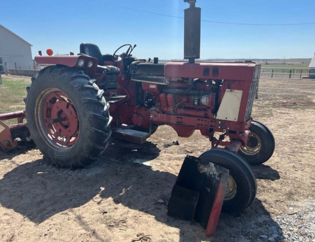 [Auction]: CASE IH 686 Tractor | Nebraska | damaged | CAG