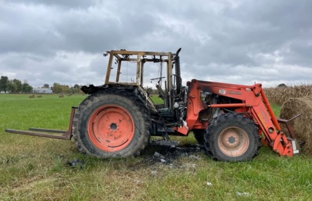 [Auction]: Kubota MX 125 Tractor | est. 4,000 hours miles | damaged | CAG