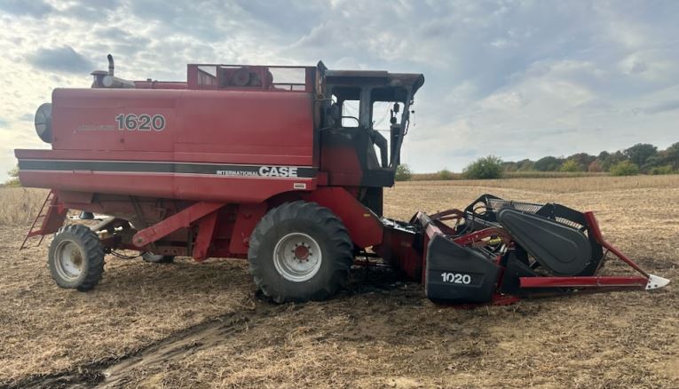 [Auction]: Case IH 1620 Combine and Case 1020 Head - CAG