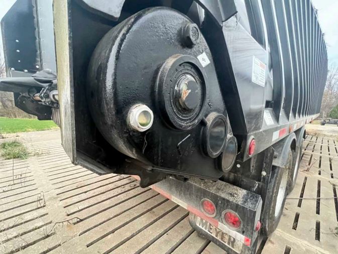 [Auction]: 2023 Meyer 9140 Boss RT Ag Trailer - CAG