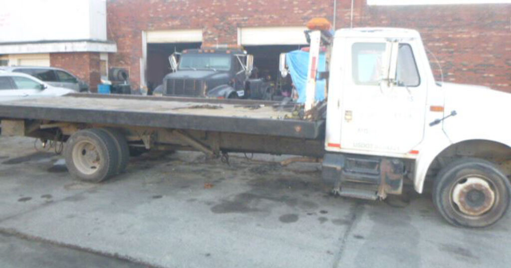 [Auction]: 1998 International 4700 Roll Back | CAG