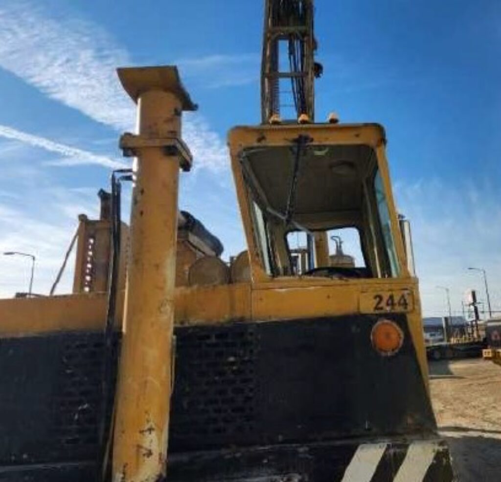 [Auction]: 1995 Crane Carrier Drill Rig | Illinois | damaged | CAG