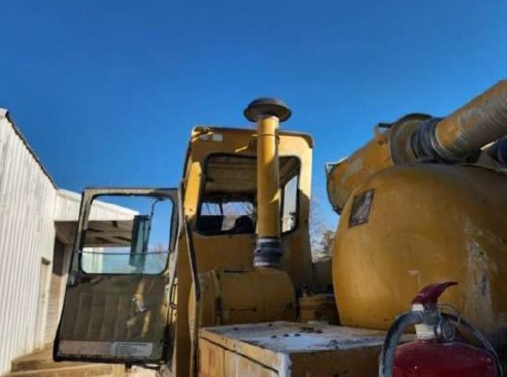 [Auction]: 1995 Crane Carrier Drill Rig | Illinois | damaged | CAG