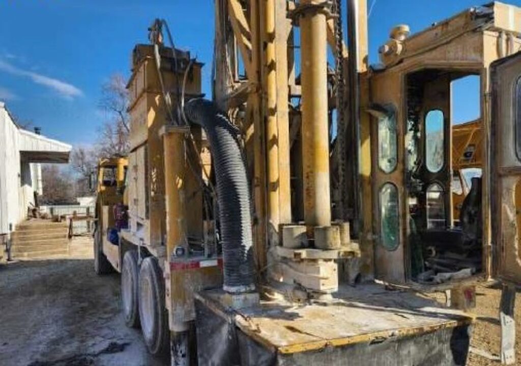 [Auction]: 1995 Crane Carrier Drill Rig | Illinois | damaged | CAG
