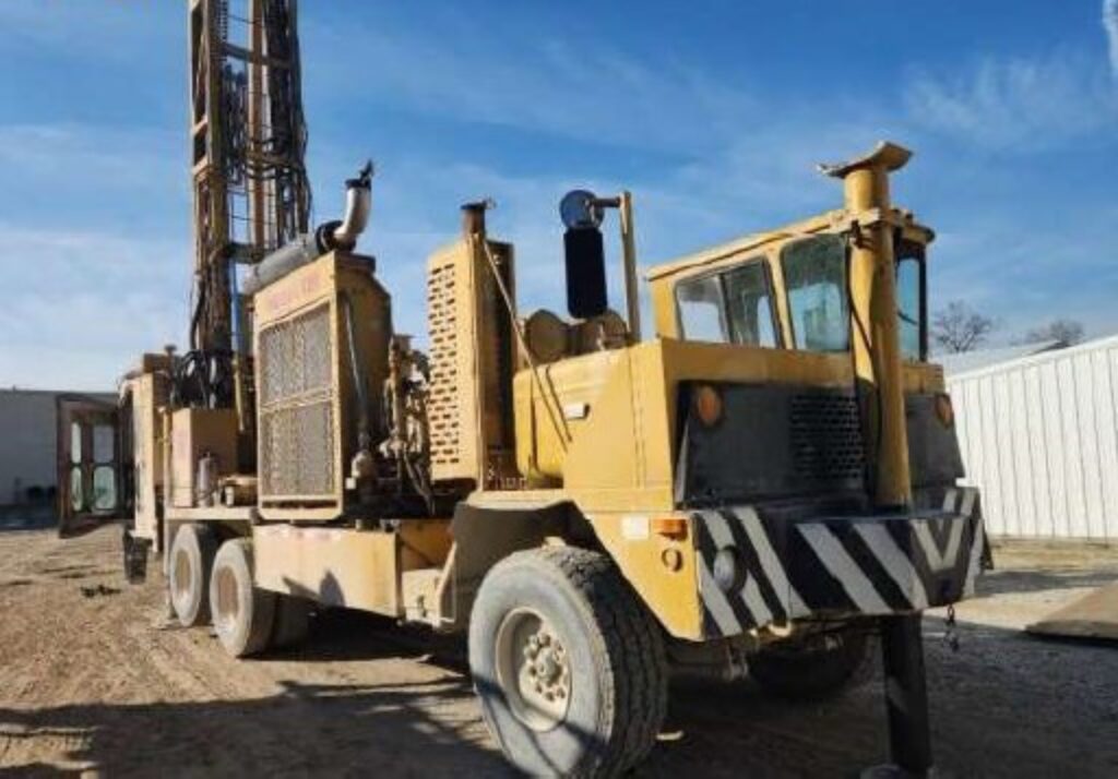 [Auction]: 1995 Crane Carrier Drill Rig | Illinois | damaged | CAG