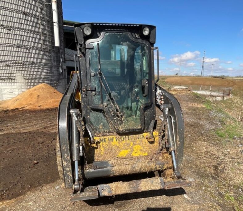 [Auction]: 2014 New Holland L213 Skid Steer | est. 3,900 hours miles ...