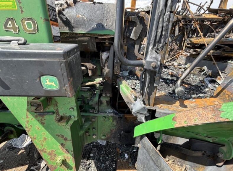 [Auction]: 2000 John Deere 7810 Tractor with Loader | Iowa | damaged | CAG