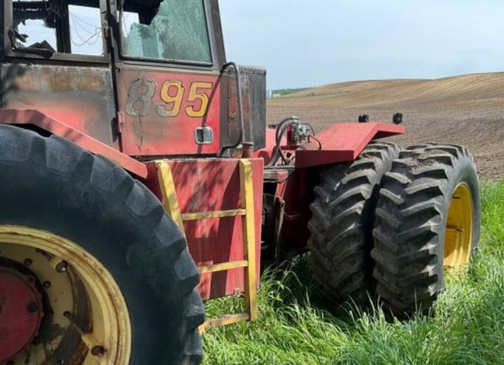 [Auction]: Versatile 895 Tractor | est. 7,000 hours miles | damaged | CAG