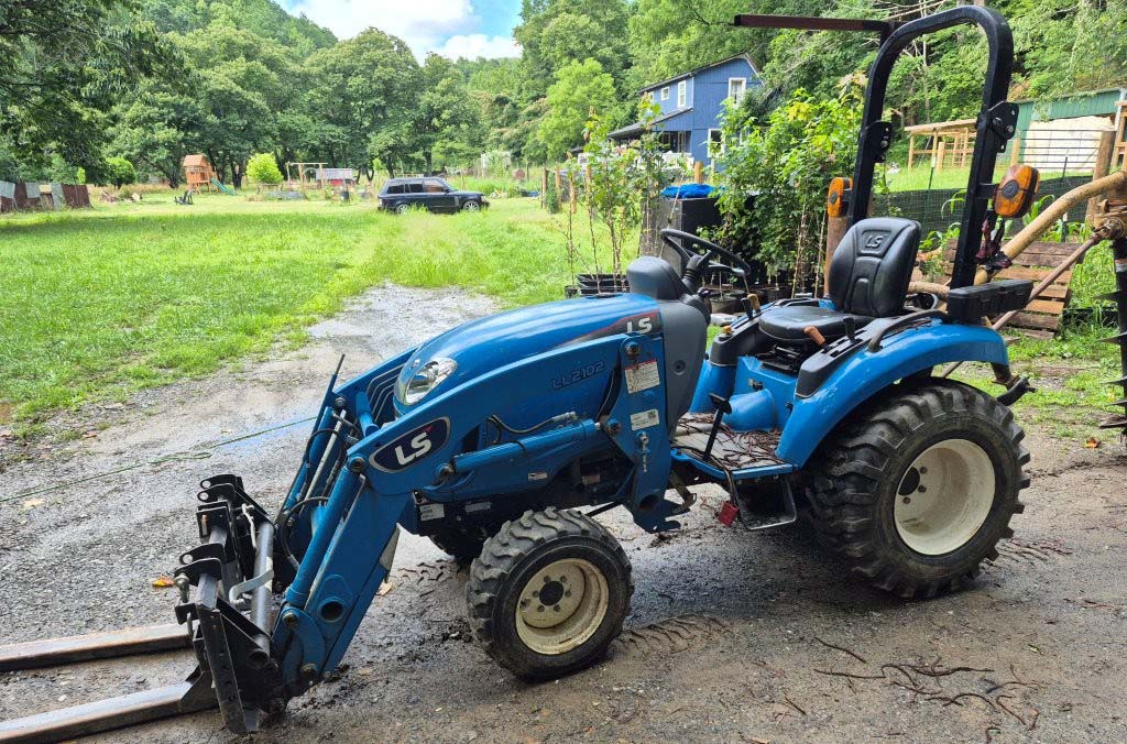 [Auction]: 2022 LS XJ2025H Tractor | est 437 hours miles | damaged | CAG