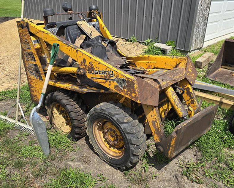 Auction Mustang 332 Skid Steer Est 8 448 Hours Miles Damaged Cag