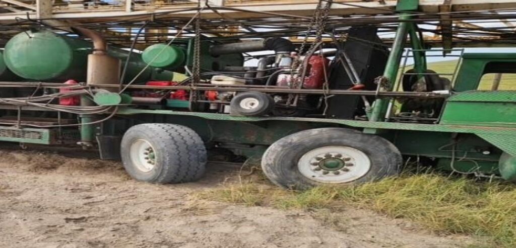 [Auction]: 1982 Hopper Workover Rig | VIN: GXXTA1049 | damaged | CAG