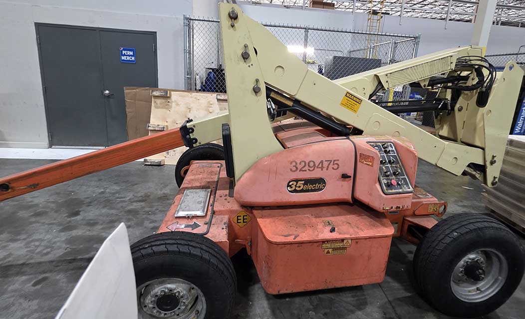 [Auction]: 2001 JLG 35E Aerial Lift | est. 14,353 hours miles | used | CAG