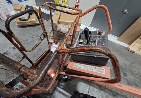 [Auction]: 2001 JLG 35E Aerial Lift | est. 14,353 hours miles | used | CAG
