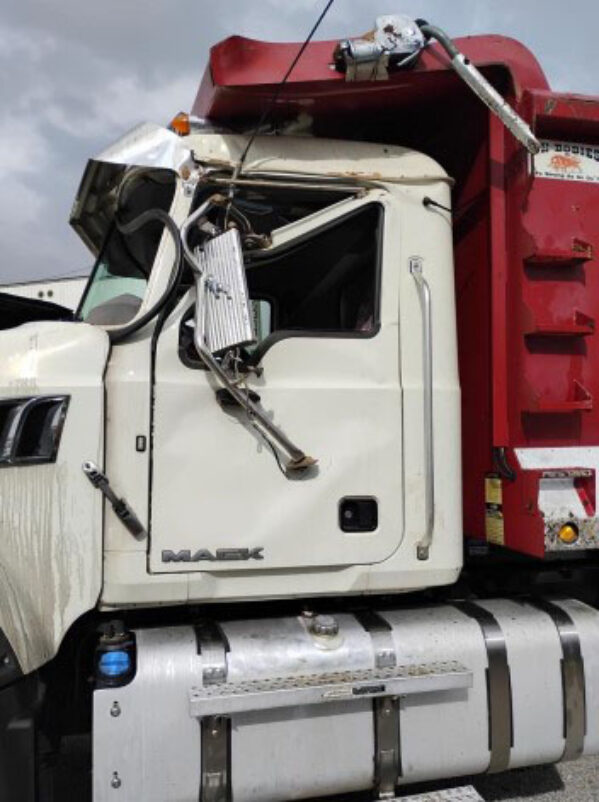 [Auction]: 2015 Mack Granite | VIN: 1M2AX99C5FM025258 | damaged | CAG