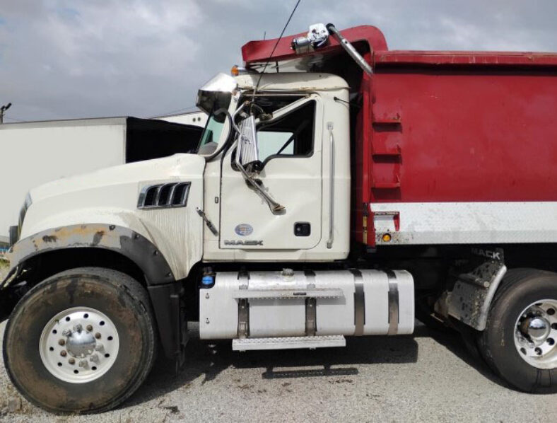 [Auction]: 2015 Mack Granite | VIN: 1M2AX99C5FM025258 | damaged | CAG