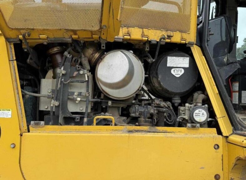 [Auction]: 2019 Komatsu D65PX Dozer | est 6764 hours miles | damaged | CAG