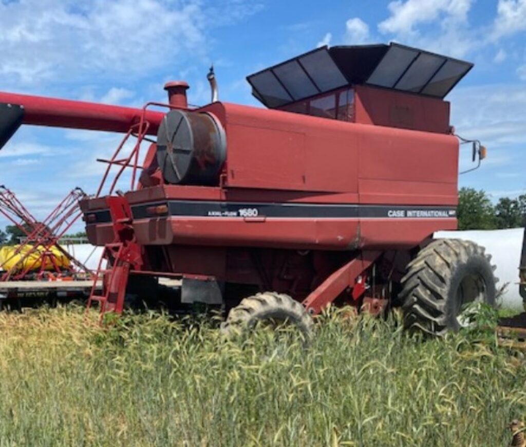 [Auction]: 1989 Case IH 1680 Combine | est. 5,747 hours miles | damaged ...