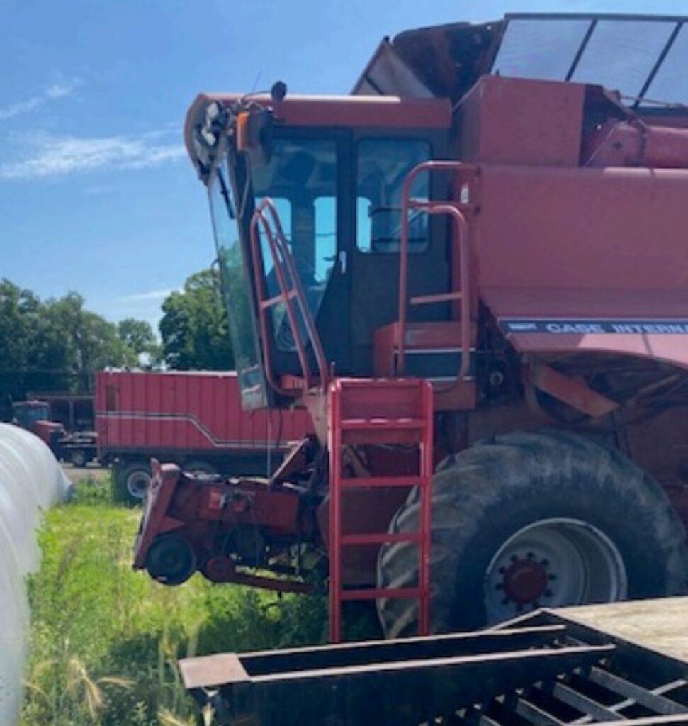 [Auction]: 1989 Case IH 1680 Combine | est. 5,747 hours miles | damaged ...