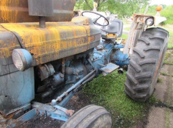 [Auction]: Ford 4600SU Tractor | Est 9,000 hours miles | damaged | CAG