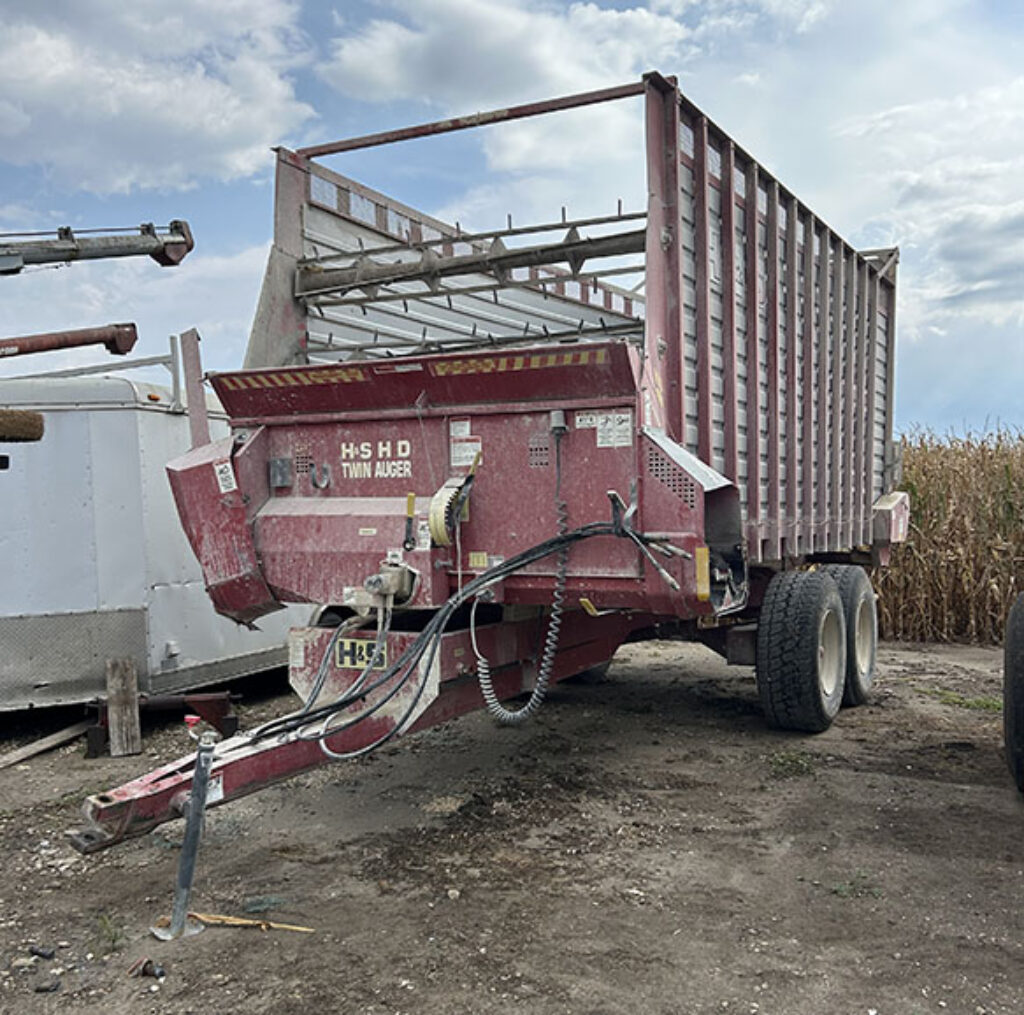 [Auction]: 2008 H&S Twin Auger HD Silage Wagon | Iowa | damaged | CAG