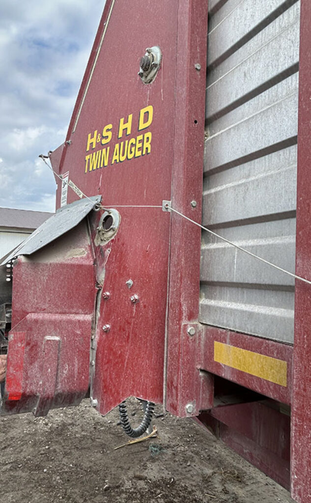 [Auction]: 2008 H&S Twin Auger HD Silage Wagon | Iowa | damaged | CAG