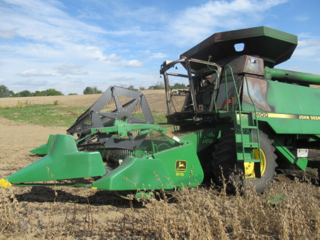 [Auction]: 1992 John Deere 9400 Combine and Header | Iowa | damaged | CAG
