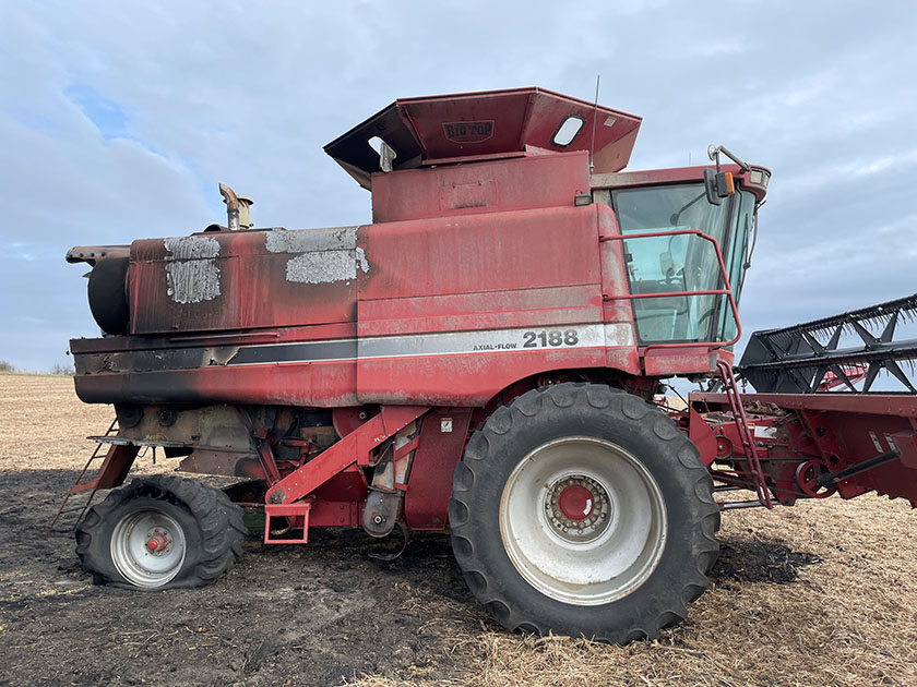 [Auction]: 1995 Case IH 2188 Combine | South Dakota | damaged | CAG