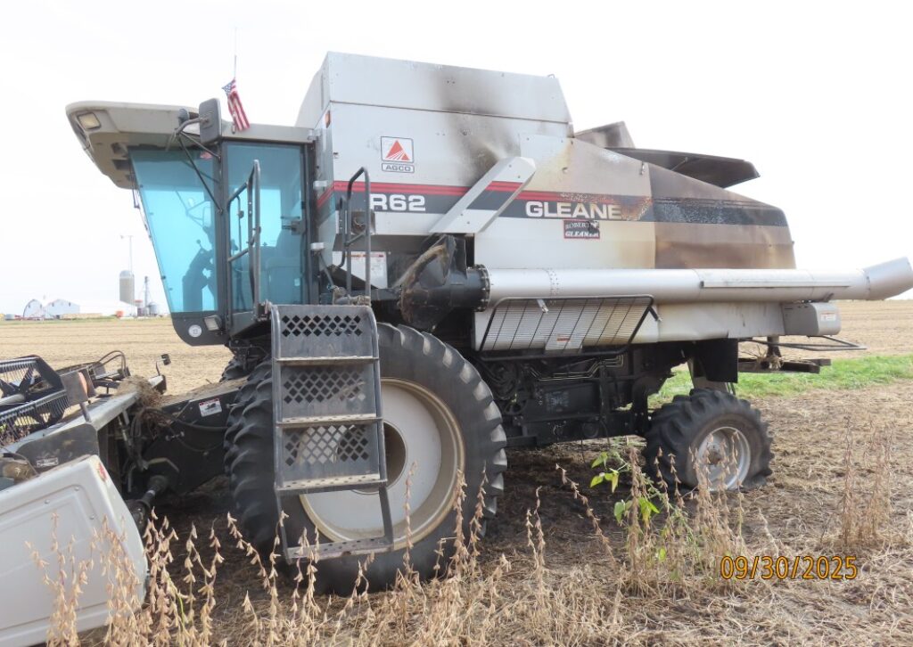 [Auction]: 2000 Gleaner R62 Combine | Iowa | damaged | CAG
