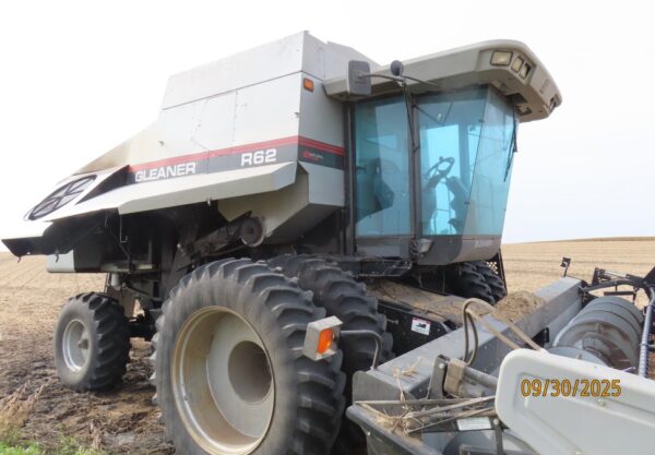[Auction]: 2000 Gleaner R62 Combine | Iowa | damaged | CAG