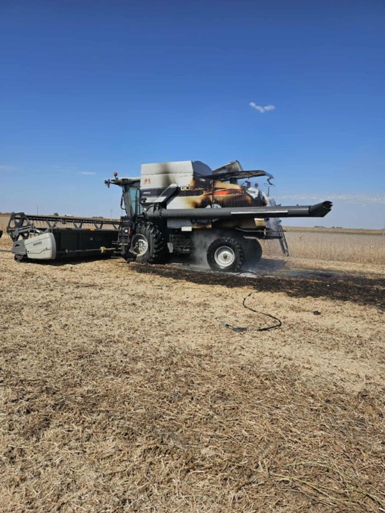 [Auction]: 2008 Gleaner R65 Combine | Illinois | damaged | CAG