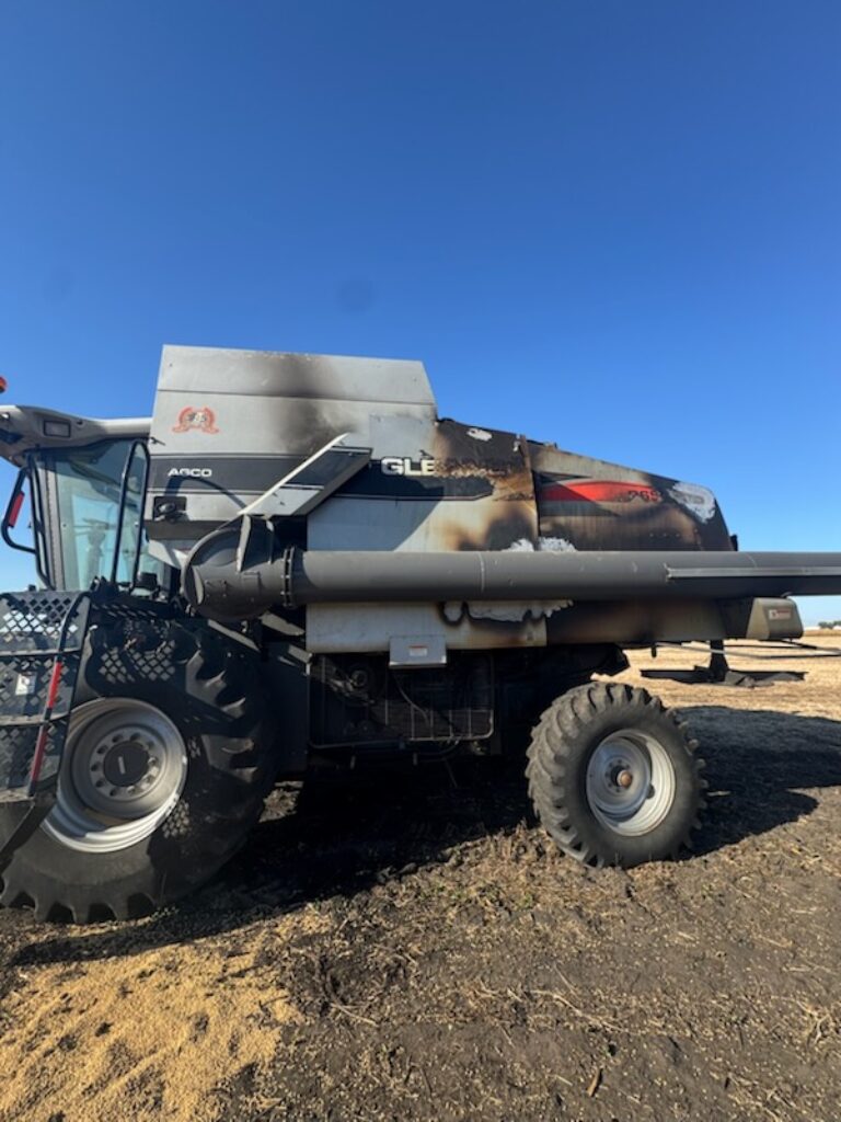 [Auction]: 2008 Gleaner R65 Combine | Illinois | damaged | CAG