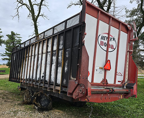 [Auction]: 2013 Meyer Boss Forage Box- 24' | Iowa | damaged | CAG