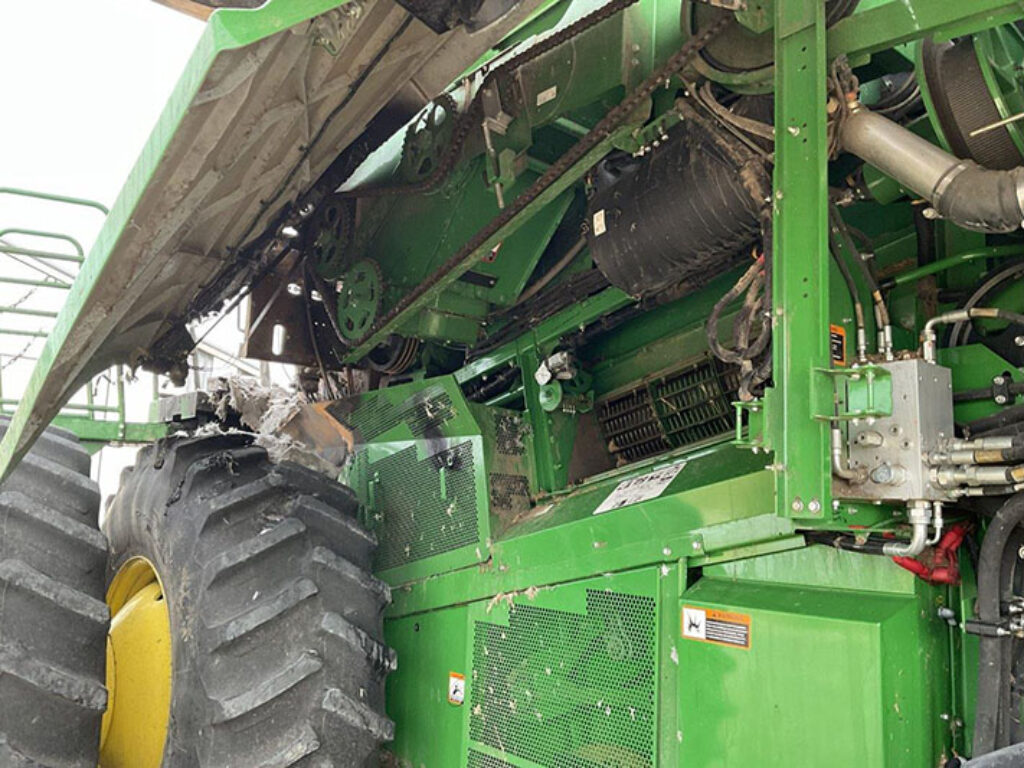 [Auction]: 2017 John Deere S680 Combine | Engine hours est 1680 ...