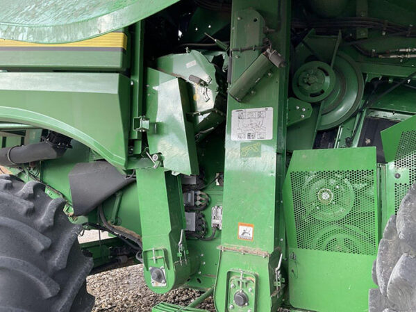 [Auction]: 2017 John Deere S680 Combine | Engine hours est 1680 ...