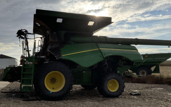 [Auction]: 2017 John Deere S680 Combine | Engine hours est 1680 ...