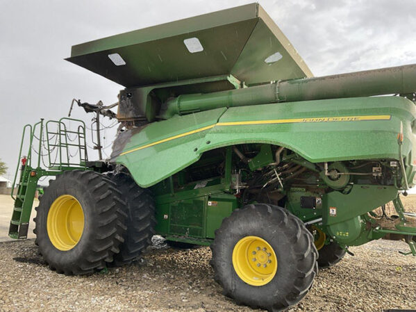 [Auction]: 2017 John Deere S680 Combine | Engine hours est 1680 ...