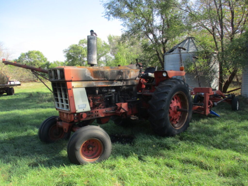 [Auction]: CASE IH Farmall 966 Tractor | North Dakota | damaged | CAG