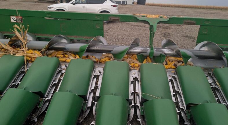 [Auction]: 2018 John Deere 718C Corn Header | North Dakota | damaged | CAG
