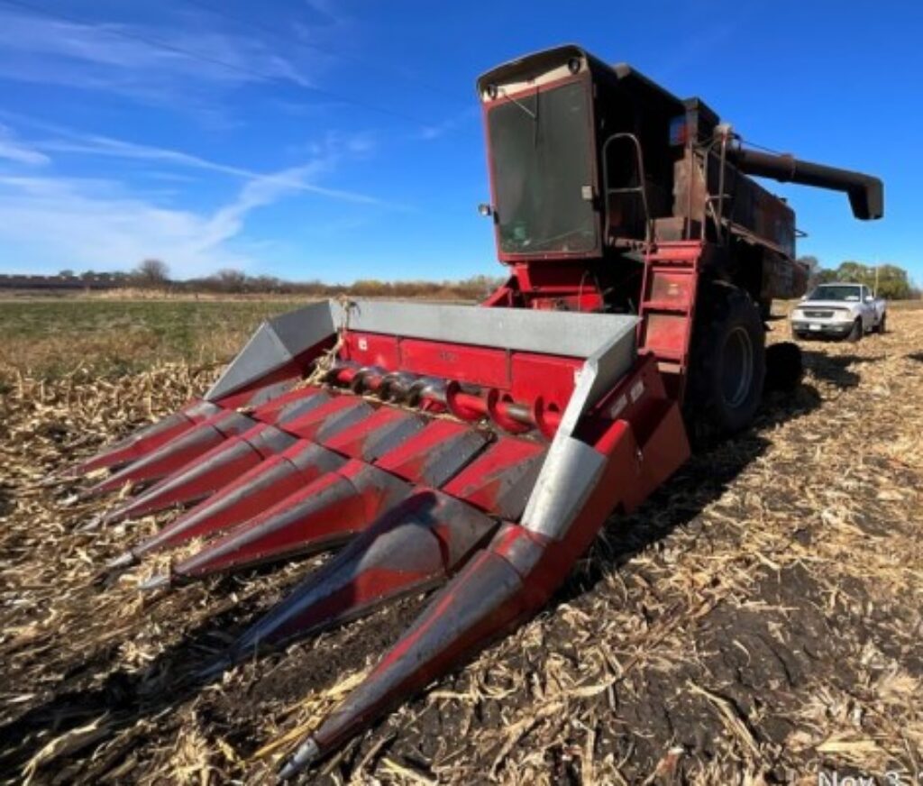 [Auction]: 1984 Case 1460 Combine | est. 4,800 hours miles | damaged | CAG