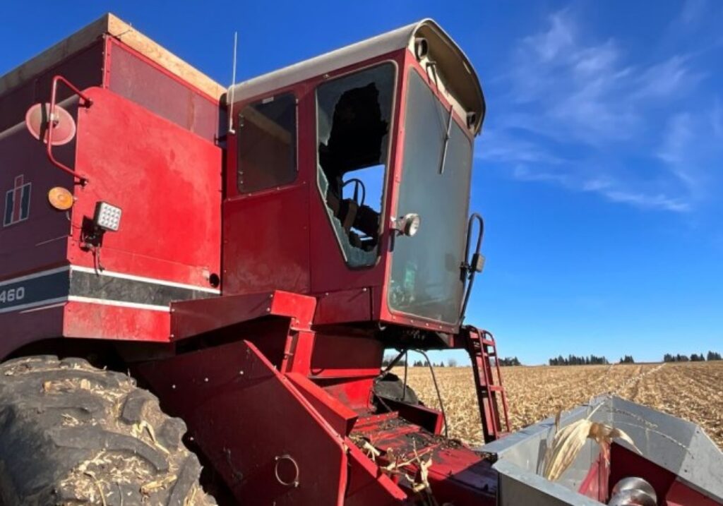 [Auction]: 1984 Case 1460 Combine | est. 4,800 hours miles | damaged | CAG