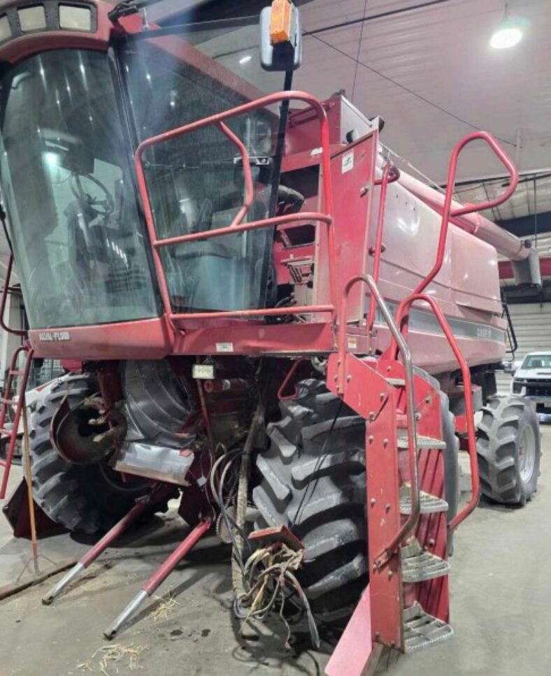 [Auction]: 1995 CASE IH 2166 Combine | Iowa | damaged | CAG
