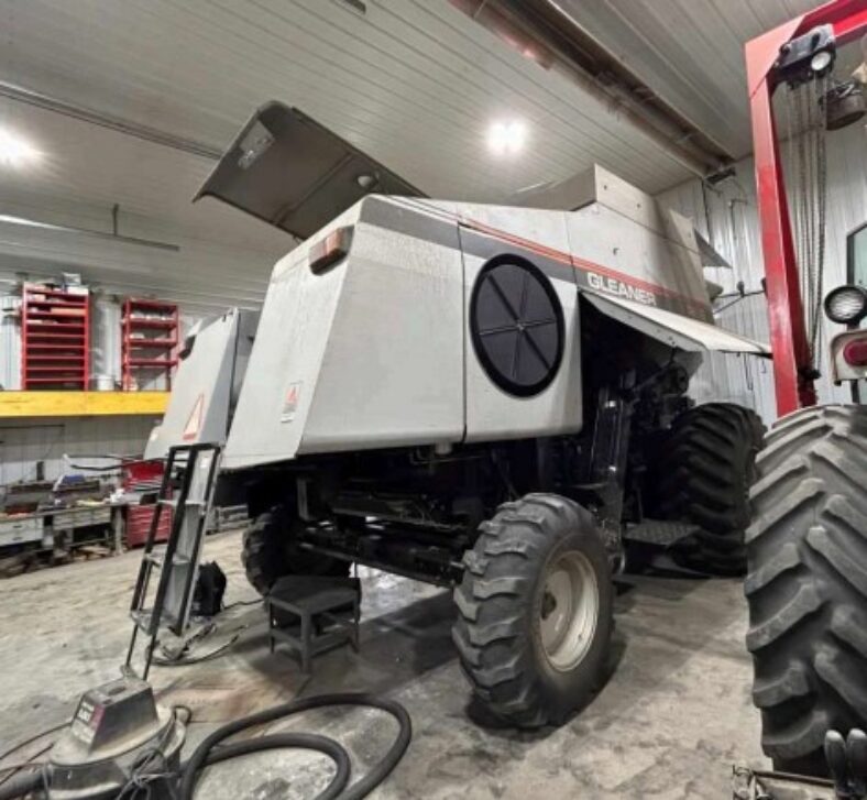 [Auction]: 1998 Gleaner R62 Combine | Engine hours: est. 4,000 ...