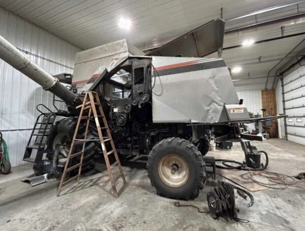 [Auction]: 1998 Gleaner R62 Combine | Engine hours: est. 4,000 ...