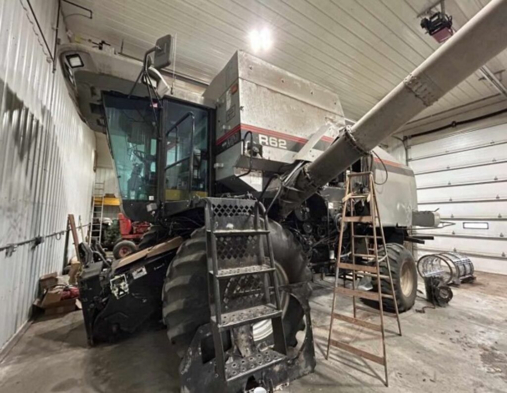 [Auction]: 1998 Gleaner R62 Combine | Engine hours: est. 4,000 ...