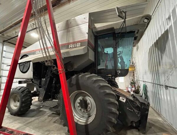 [Auction]: 1998 Gleaner R62 Combine | Engine hours: est. 4,000 ...