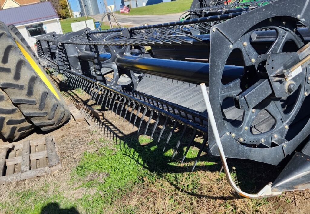 [Auction]: 2010 MacDon FD70 FlexDraper Header | Iowa | damaged | CAG