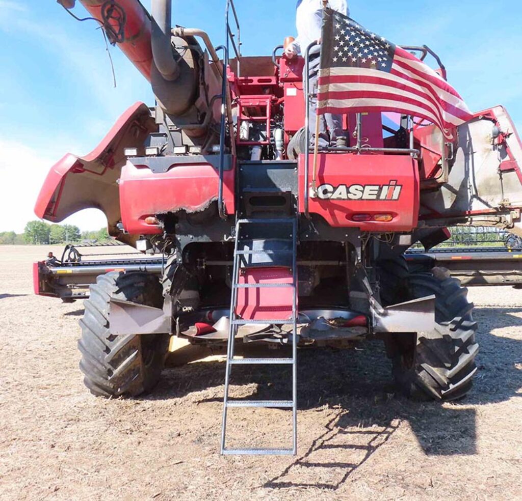 [Auction]: 2016 Case IH 7140 Combine | Ohio | damaged | CAG