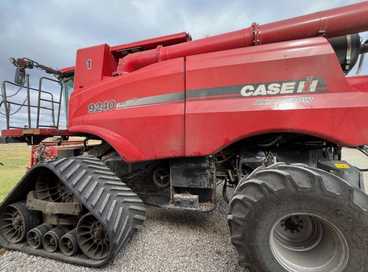 [Auction]: 2017 Case IH 9240T Combine | Engine hours: est. 2,024 ...